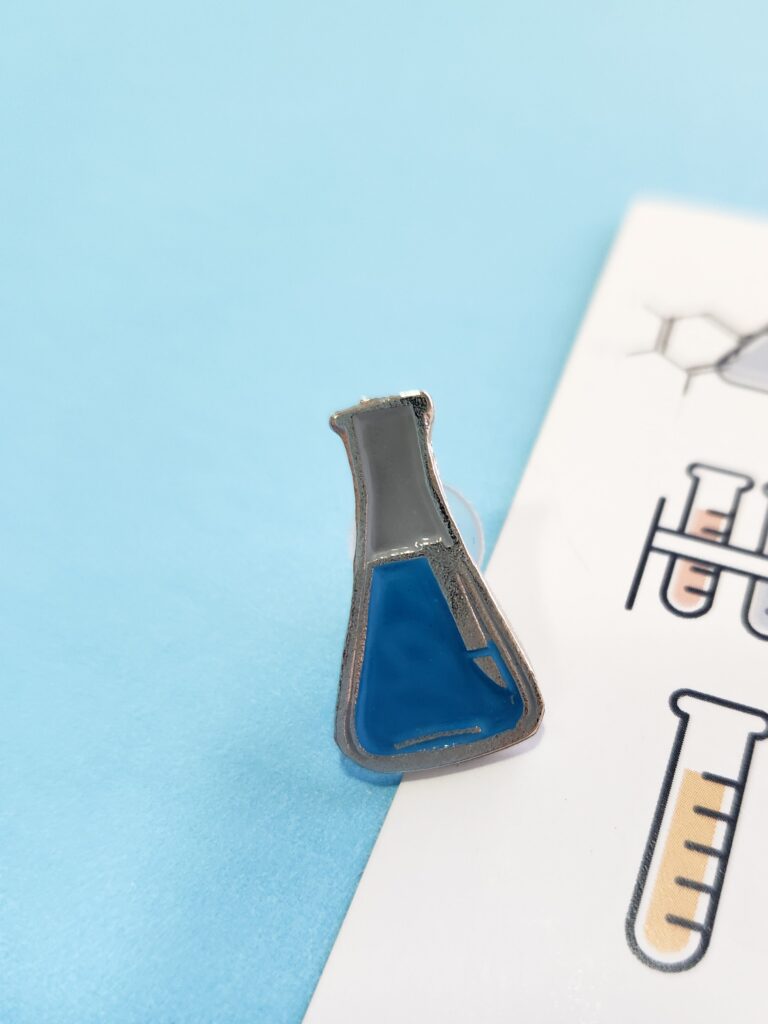 Pin metálico matraz - Master Uniformes